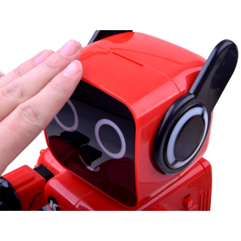 Interaktyvus kalbantis ir šokantis robotas pagalbininkas su taupykle