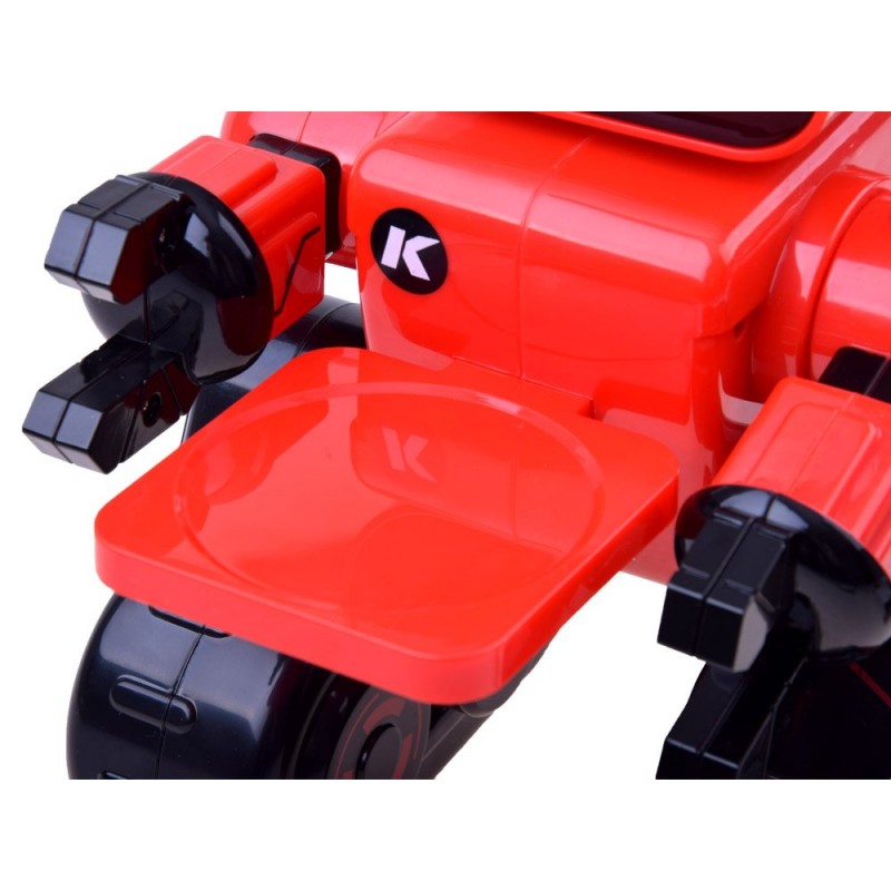 Interaktyvus kalbantis ir šokantis robotas pagalbininkas su taupykle